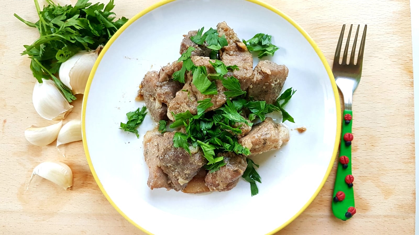 Friptura de porc inabusita la tigaie, cu usturoi si vin rosu – RASFAT